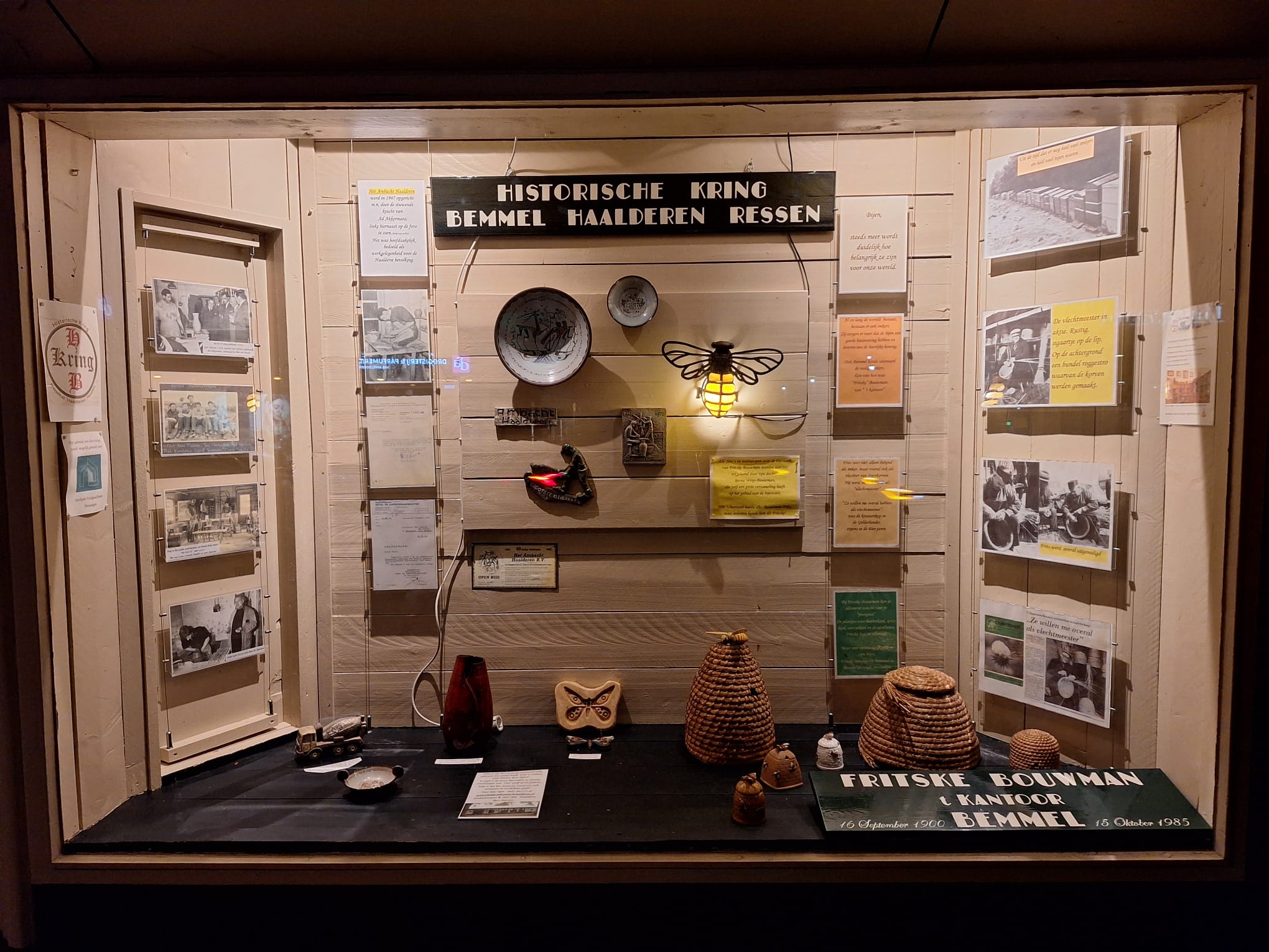 Inrichting van de etalage vernieuwd - Historische Kring Bemmel